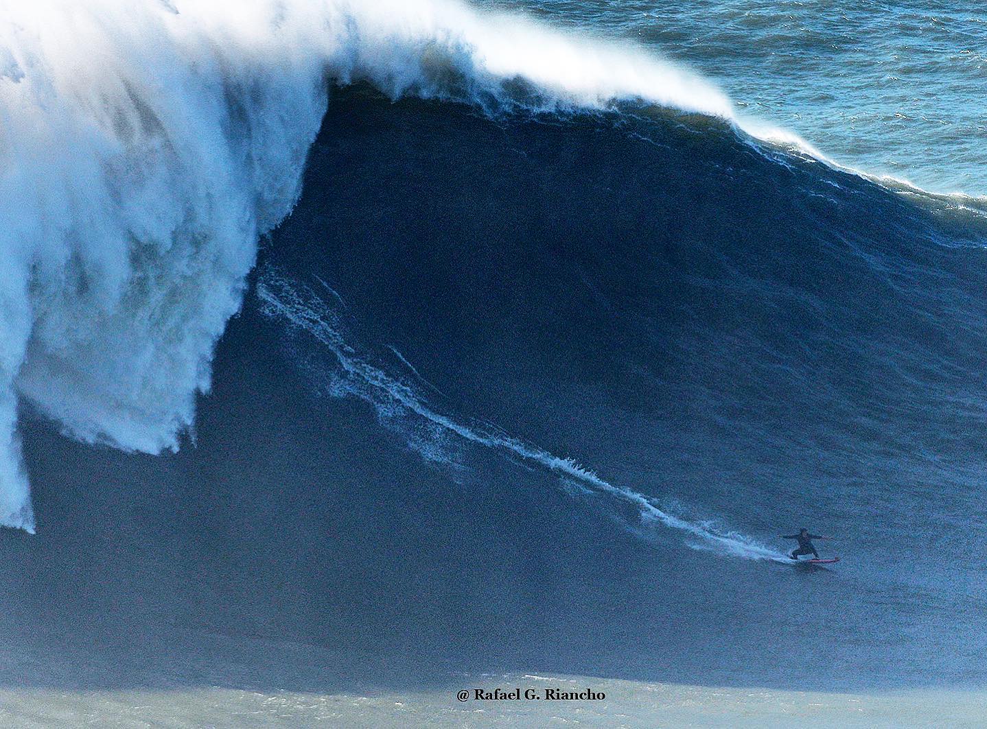 La vague de Nazaré par Justine Dupont - Sports et Sensations